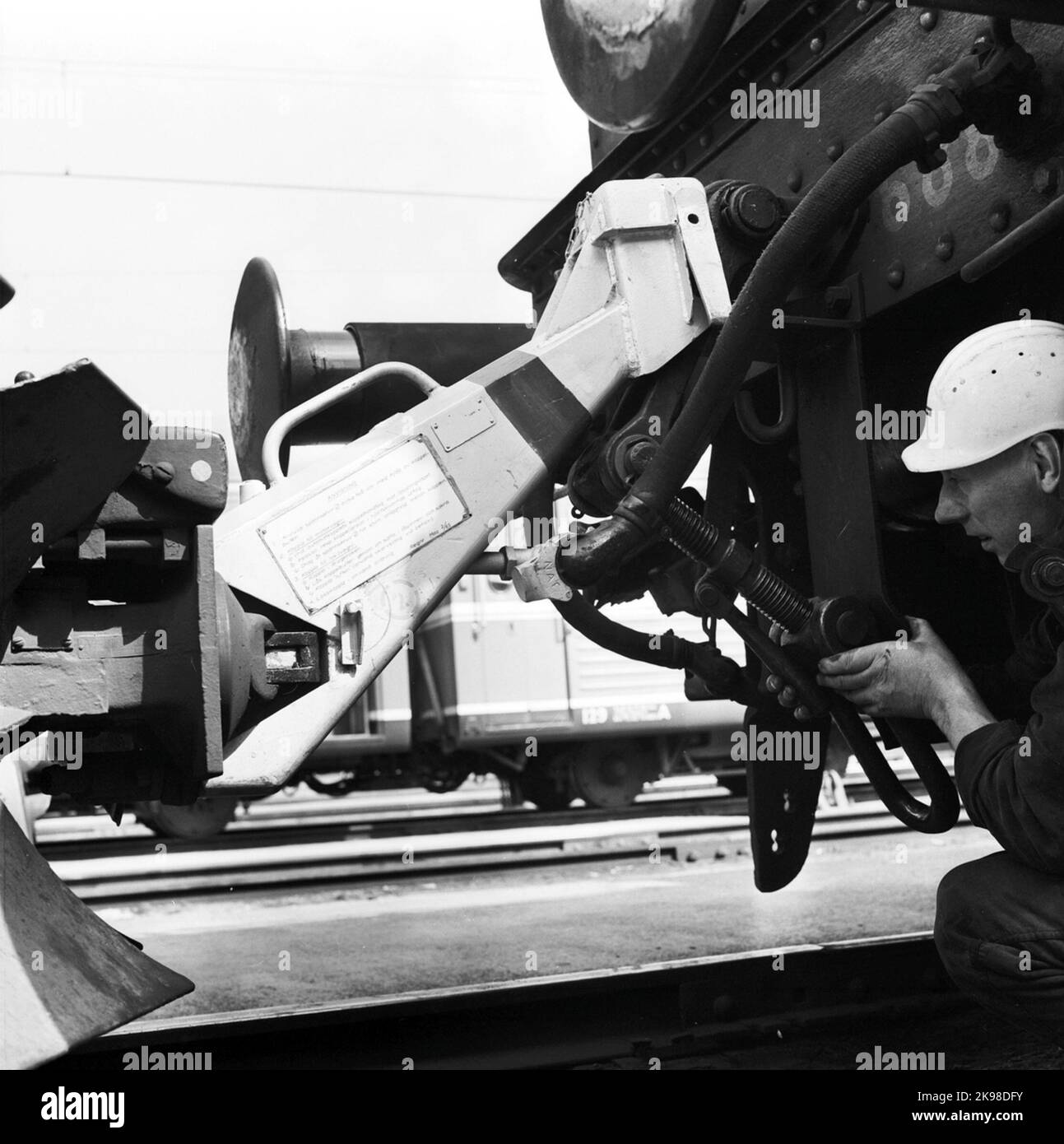 Coupling device between motor carriage and locomotive with instruction ...