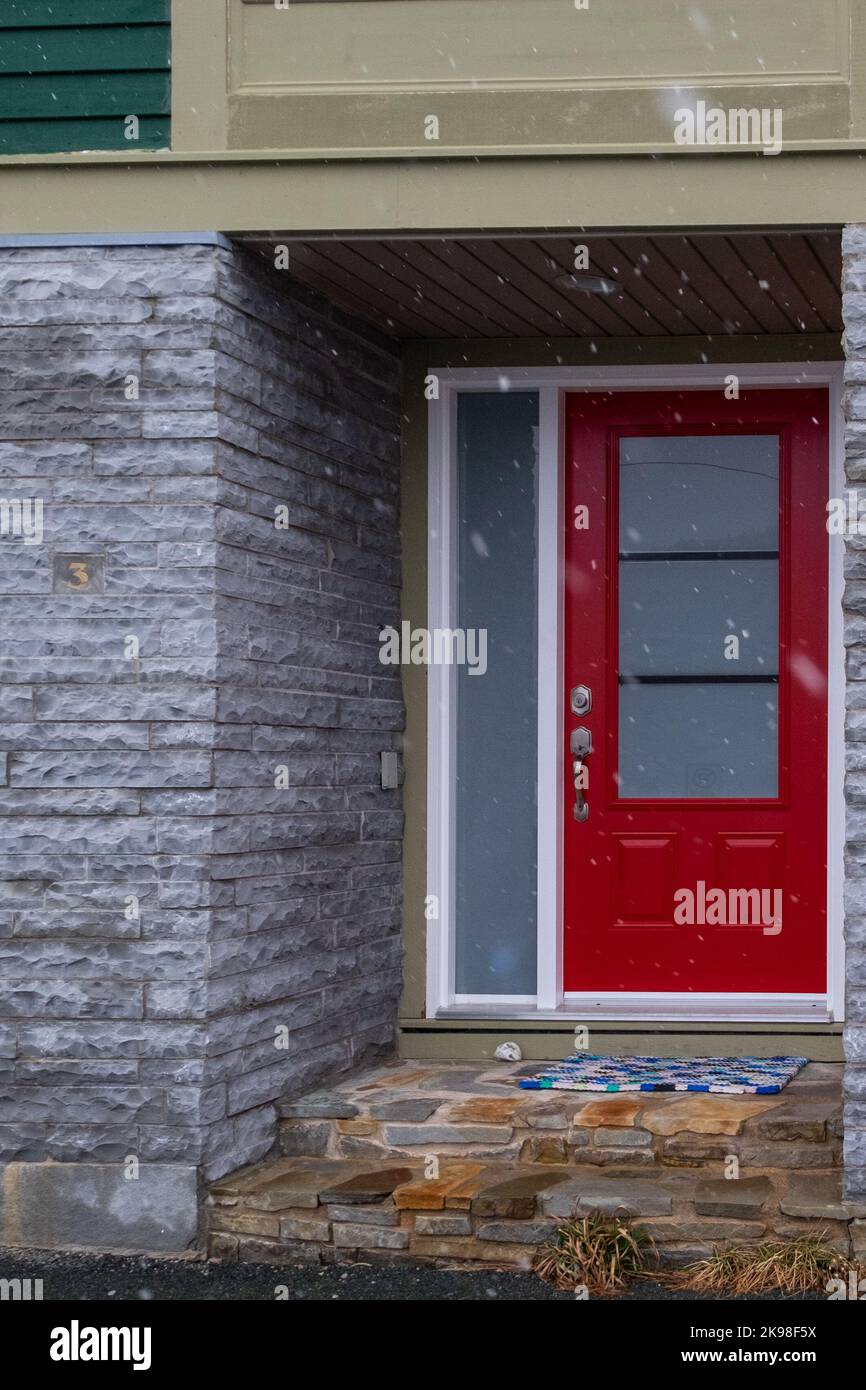 Red brick modern front door hi-res stock photography and images - Alamy