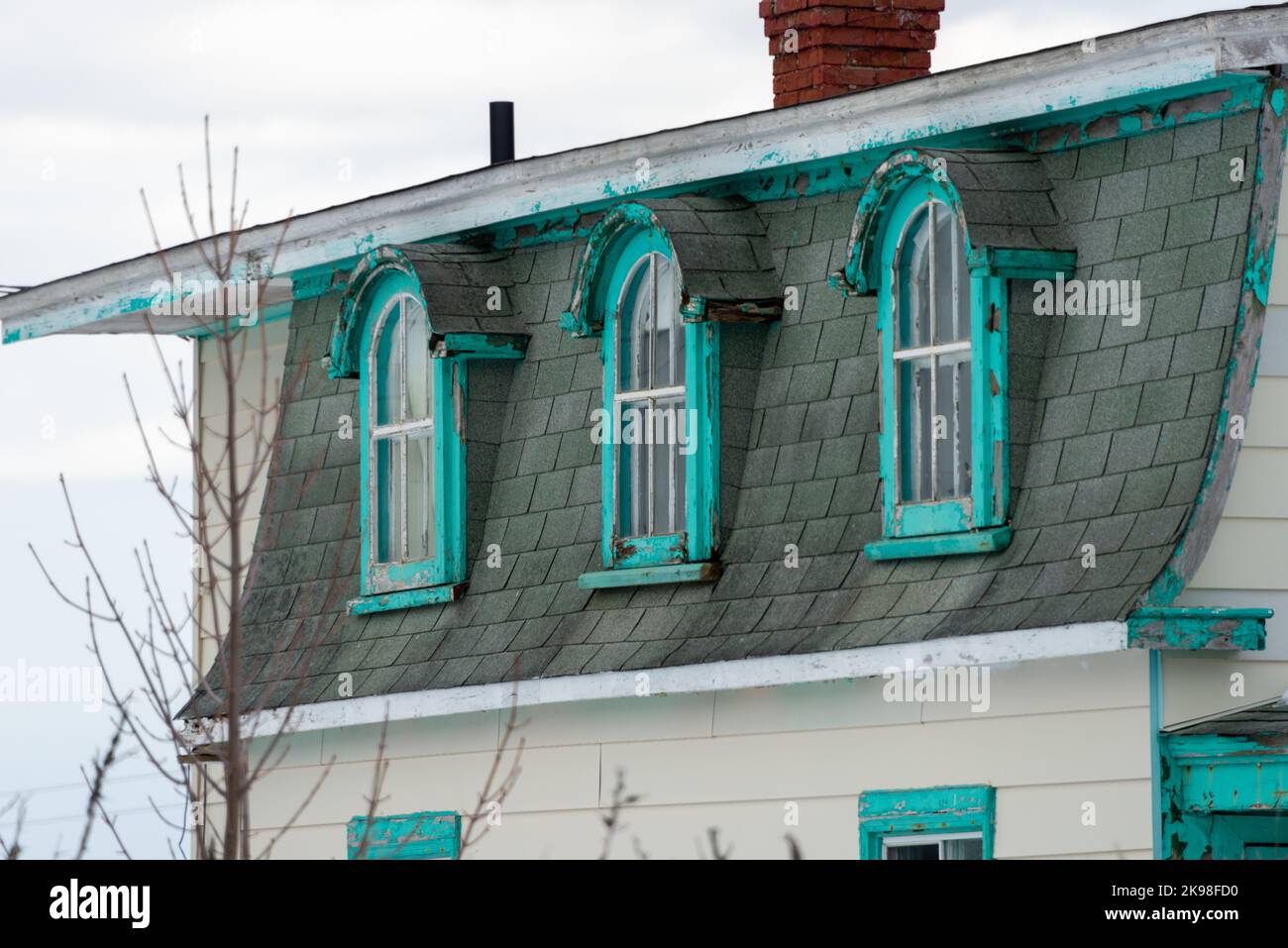 Clapboard house with shingled dormer hi-res stock photography and ...