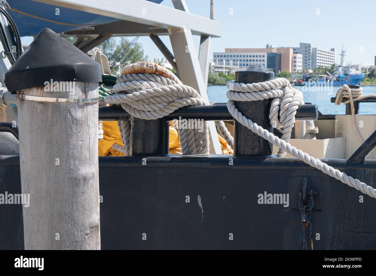 Rope on back of boat at marina Stock Photo - Alamy