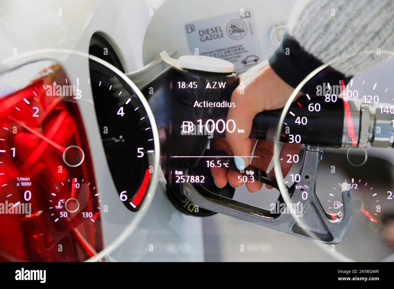 Qatar oil pump hi-res stock photography and images - Alamy