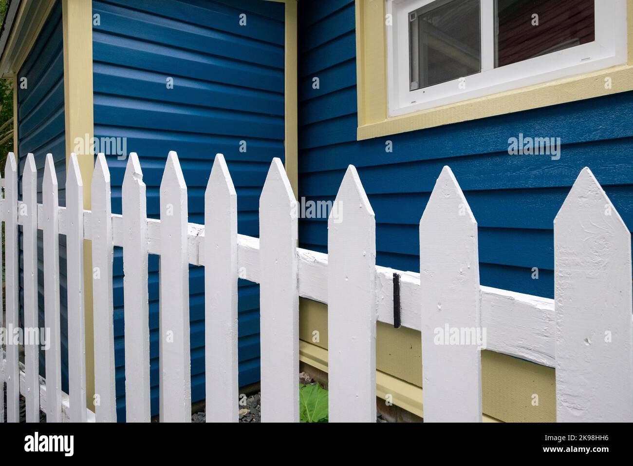 White clapboard picket fence hi-res stock photography and images - Alamy