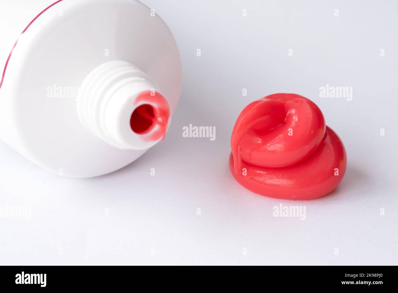 Red icing hi-res stock photography and images - Alamy
