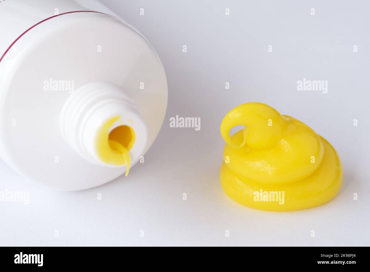 Yellow icing hi-res stock photography and images - Alamy