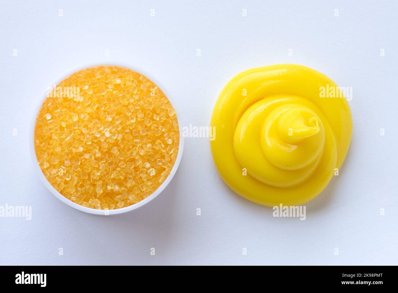 Yellow icing hi-res stock photography and images - Alamy