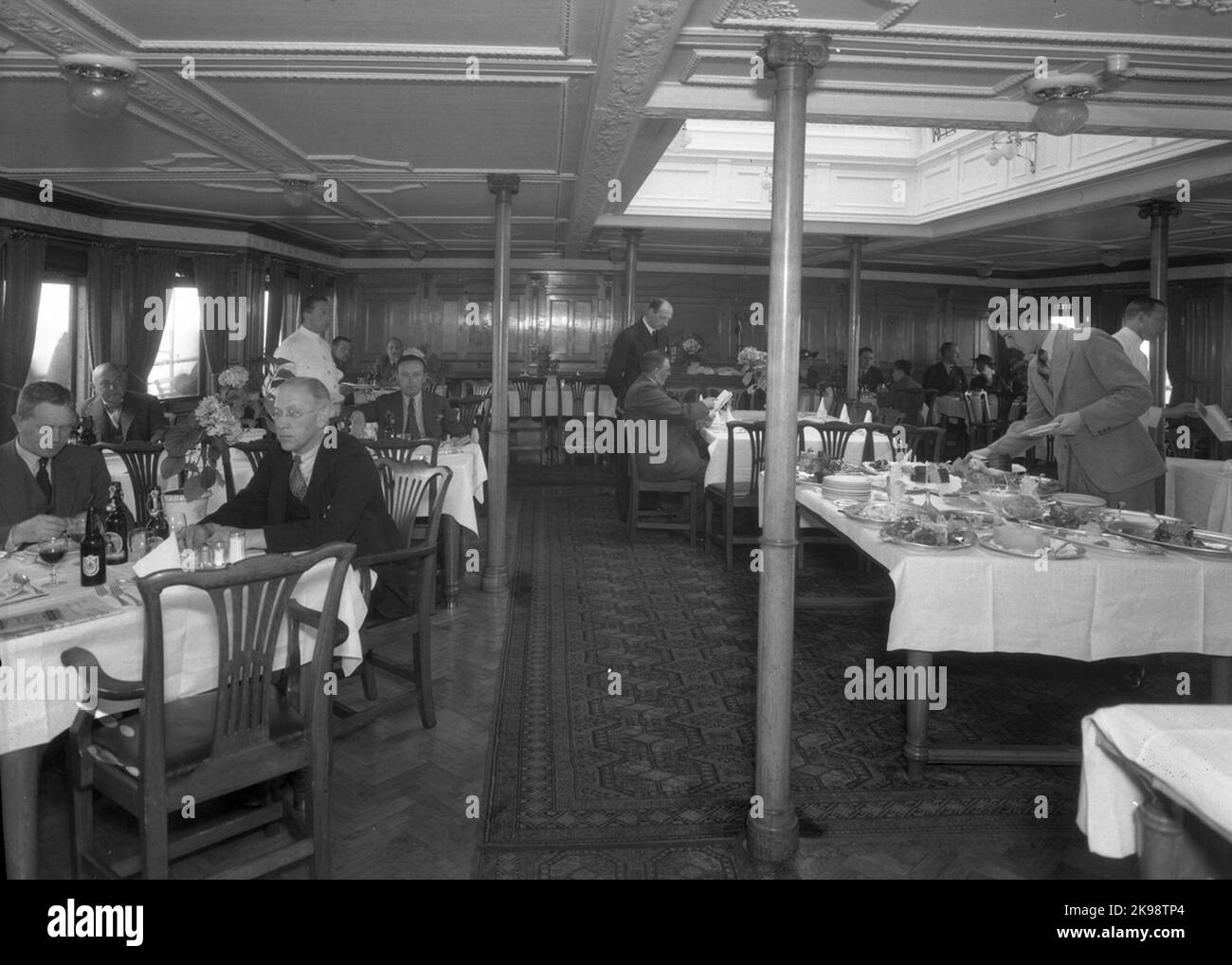 S/S "Queen Victoria", first class dining room Stock Photo - Alamy