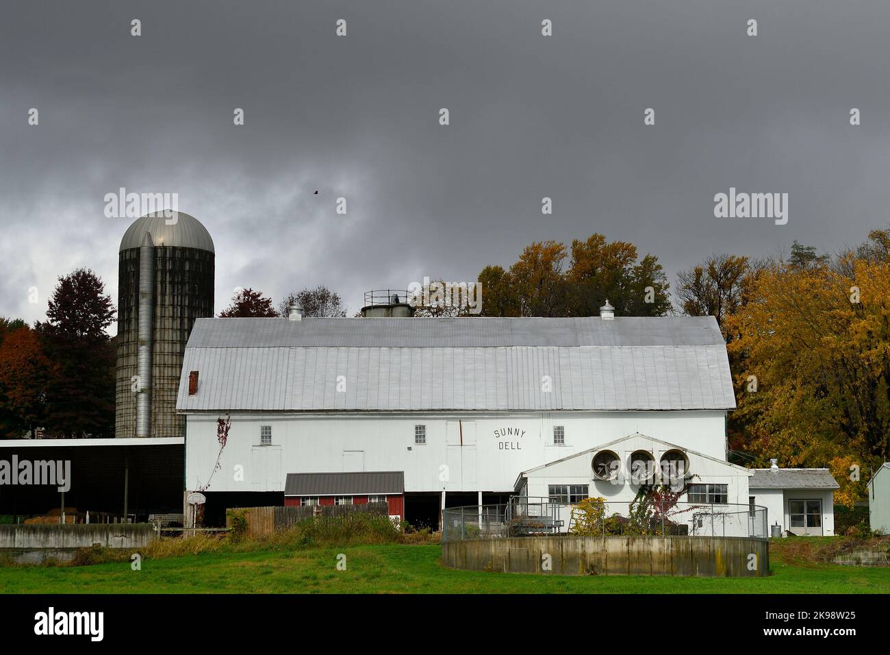 Farmsteads in the Pennsylvania countryside of Lancaster County, East of ...