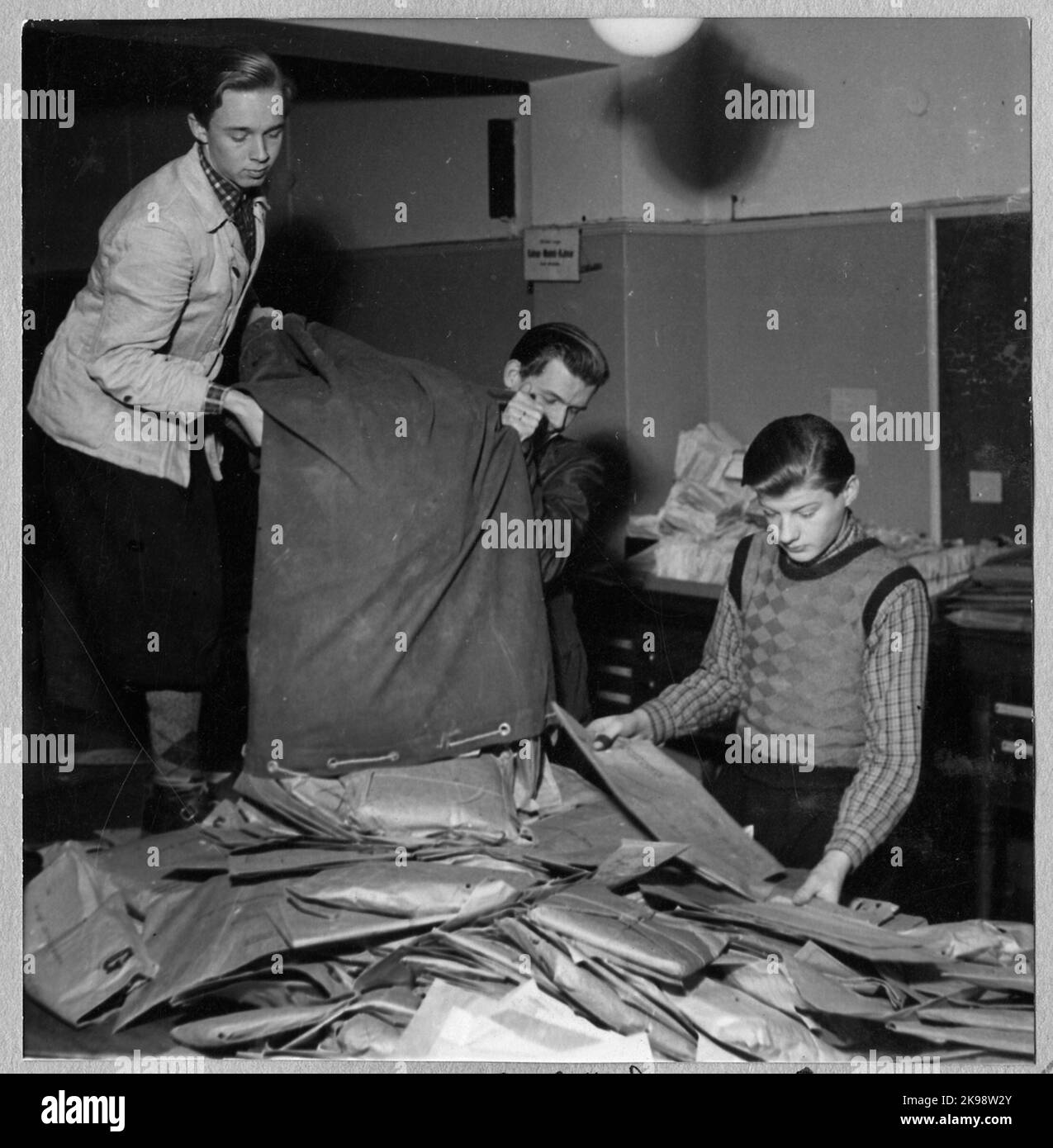 Office guard (KV) Gunnar Ljunggren, Expedition Guard (XV) B. Bäck and ...