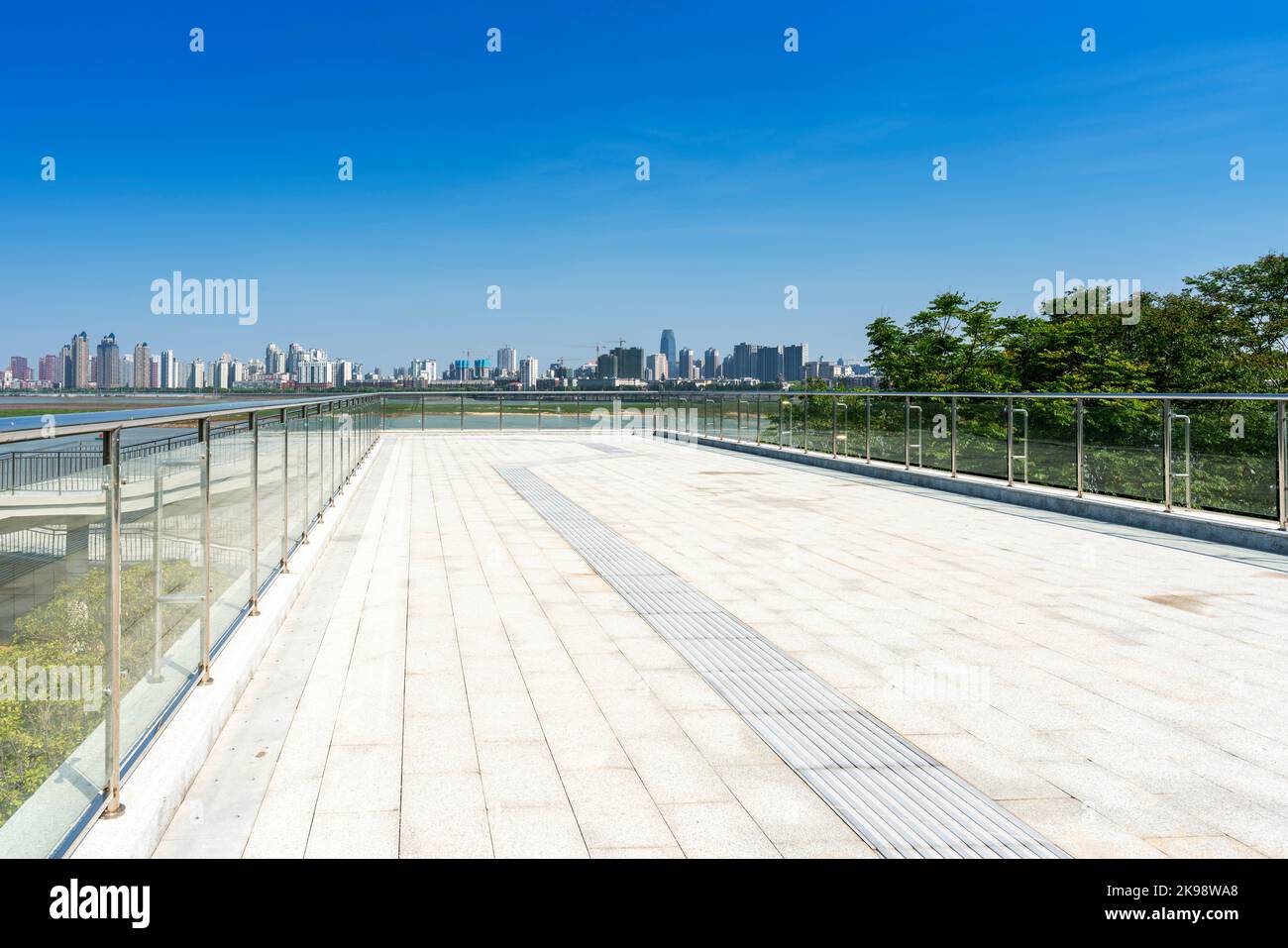 Empty square platform sky hi-res stock photography and images - Alamy