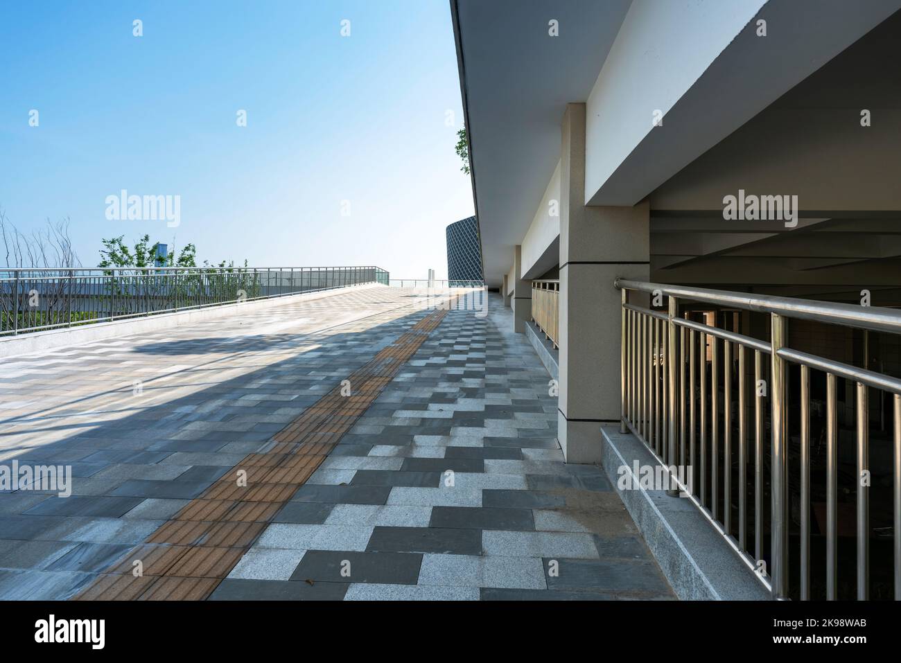 Square platform hi-res stock photography and images - Alamy