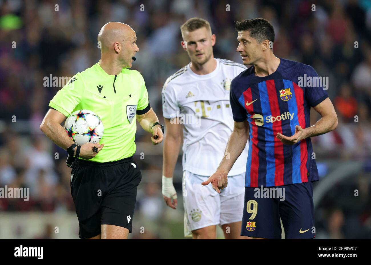 Robert lewandowski and referee anthony taylor hi-res stock photography ...