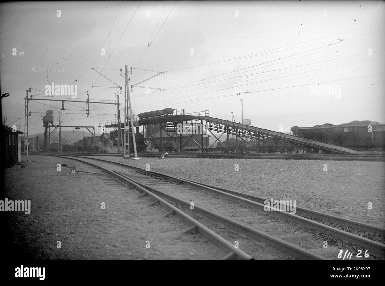 At the locomotive's coal bridge a State Railway, SJ N. To the right ...