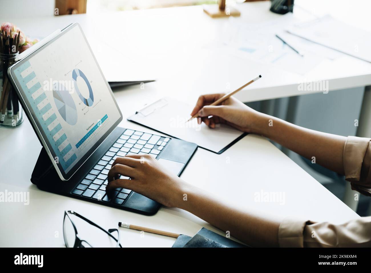 Finance review tablet business hi-res stock photography and images - Alamy