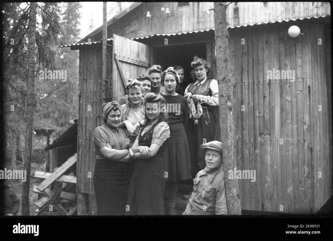 Group photo taken during the evacuation of Finnish refugees, autumn ...