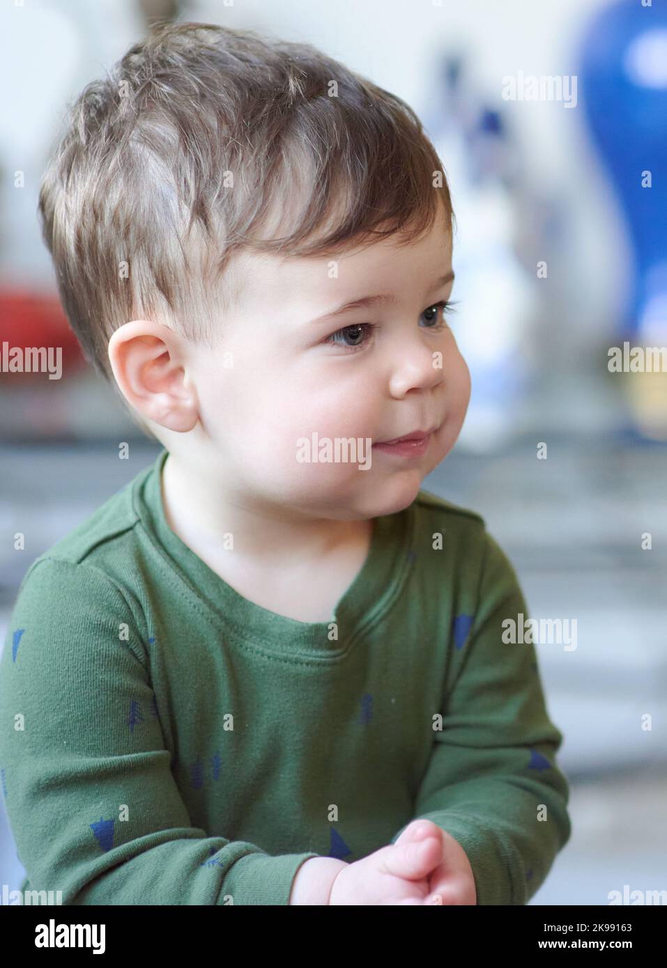 Kids clapping hands hi-res stock photography and images - Alamy