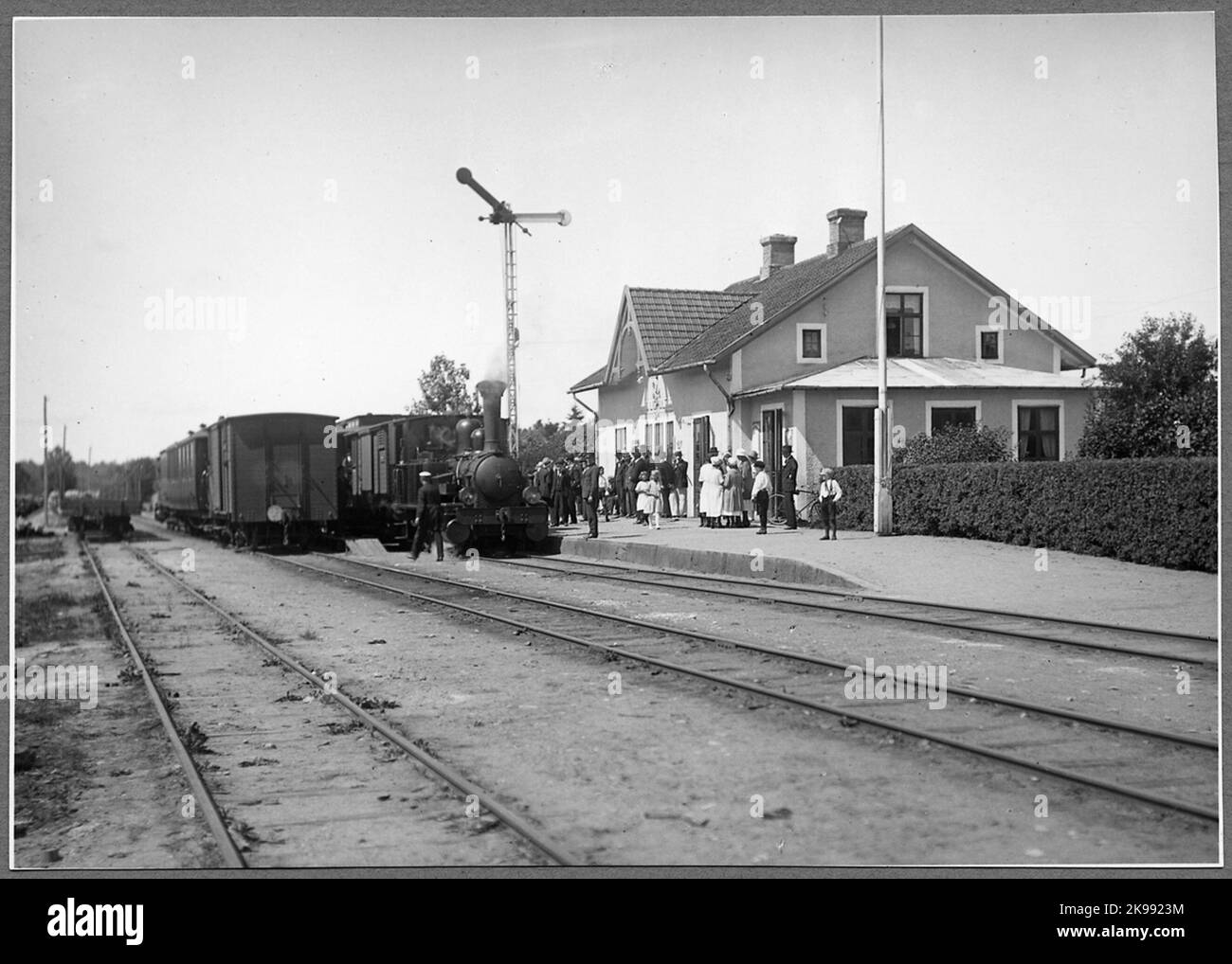 Platforms train station tracks hi-res stock photography and images - Alamy