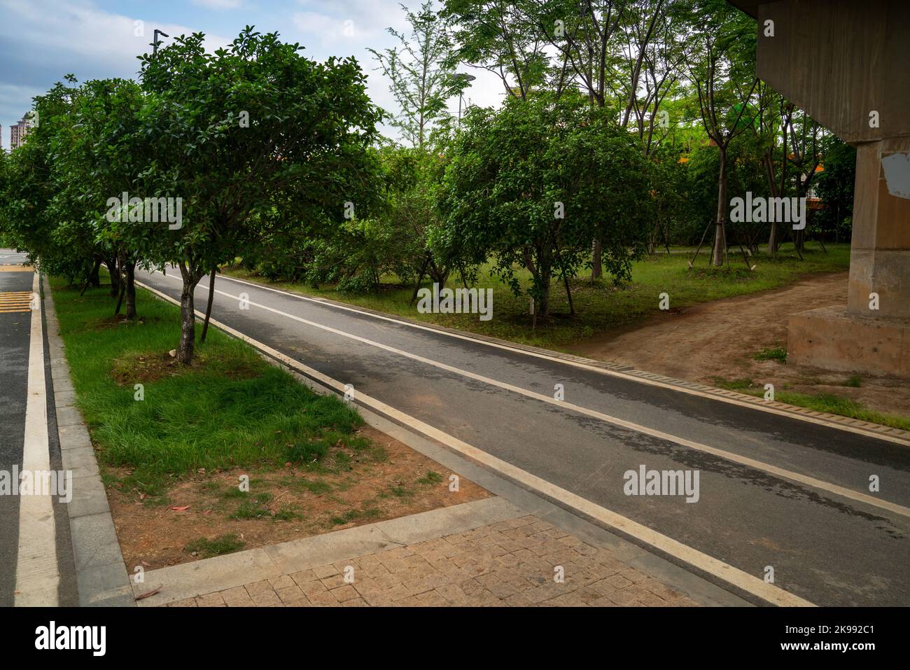 walkway in the modern city Stock Photo - Alamy
