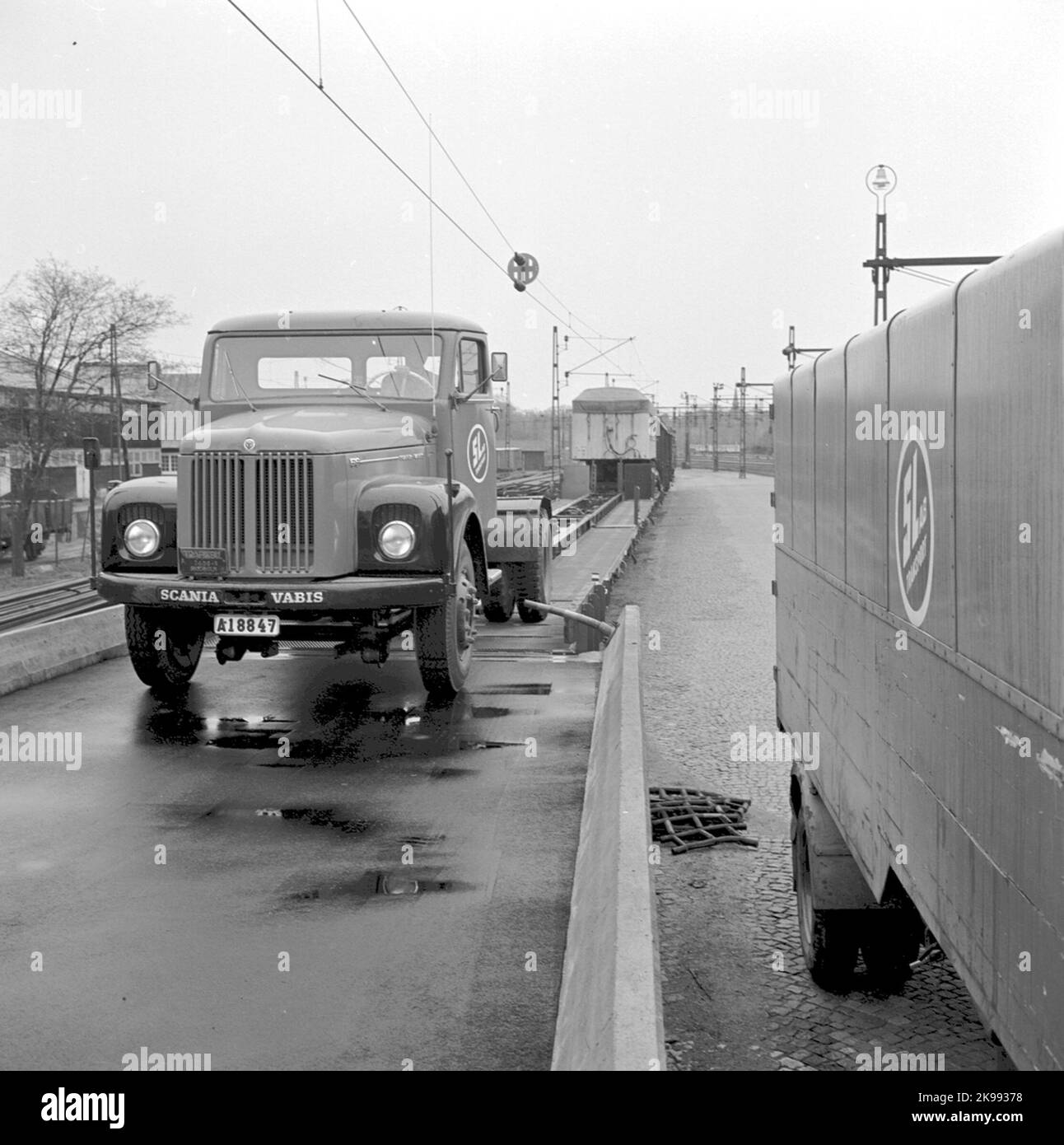 Piggy-Backtransport. Dragbil, Scania Vabis Stock Photo - Alamy