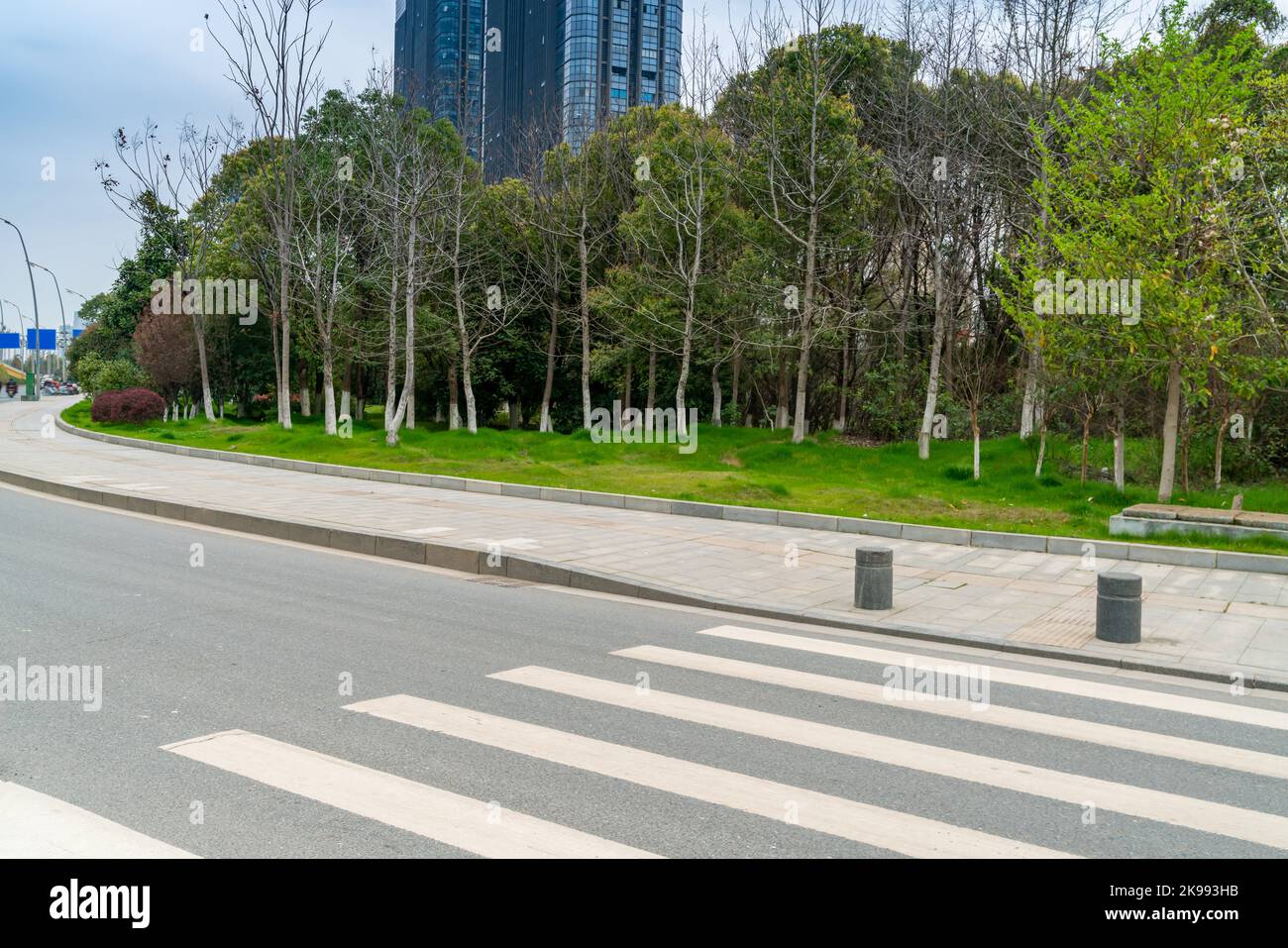 walkway in the modern city Stock Photo - Alamy