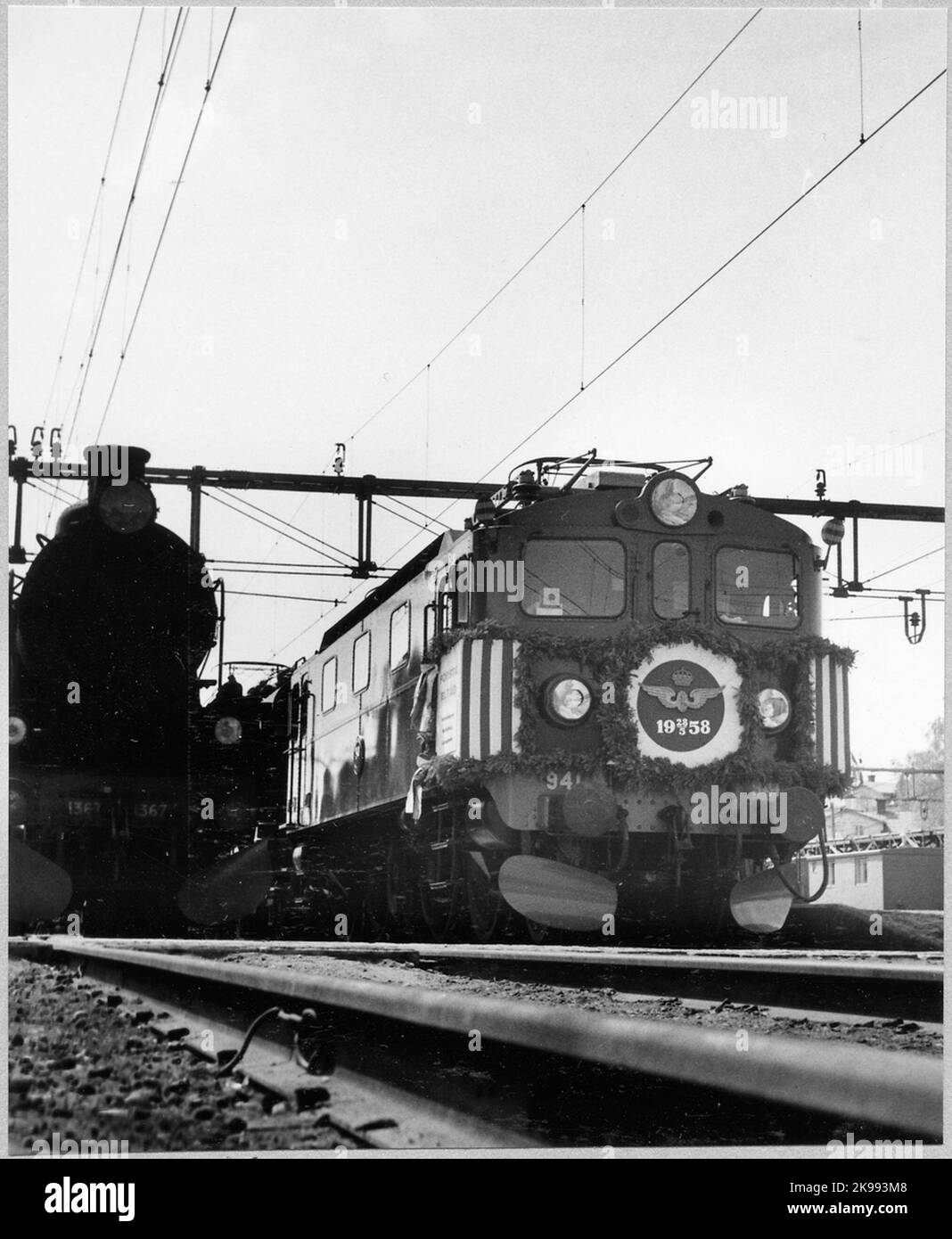 Steam Lok SJ B 1367 and Elllok SJ da 941 at Härnösand station in ...