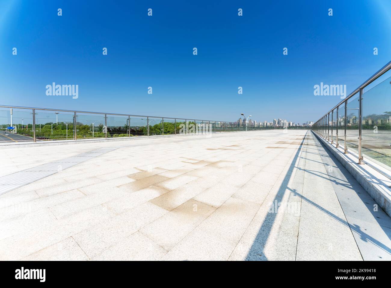 Empty square platform sky hi-res stock photography and images - Alamy