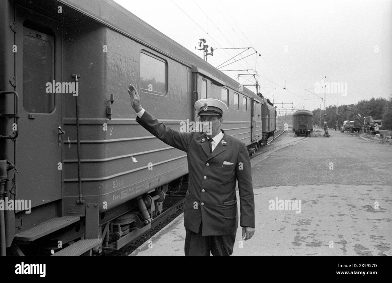 Nordpilen. Train commander Folke Holmgren gives clear departure Stock ...