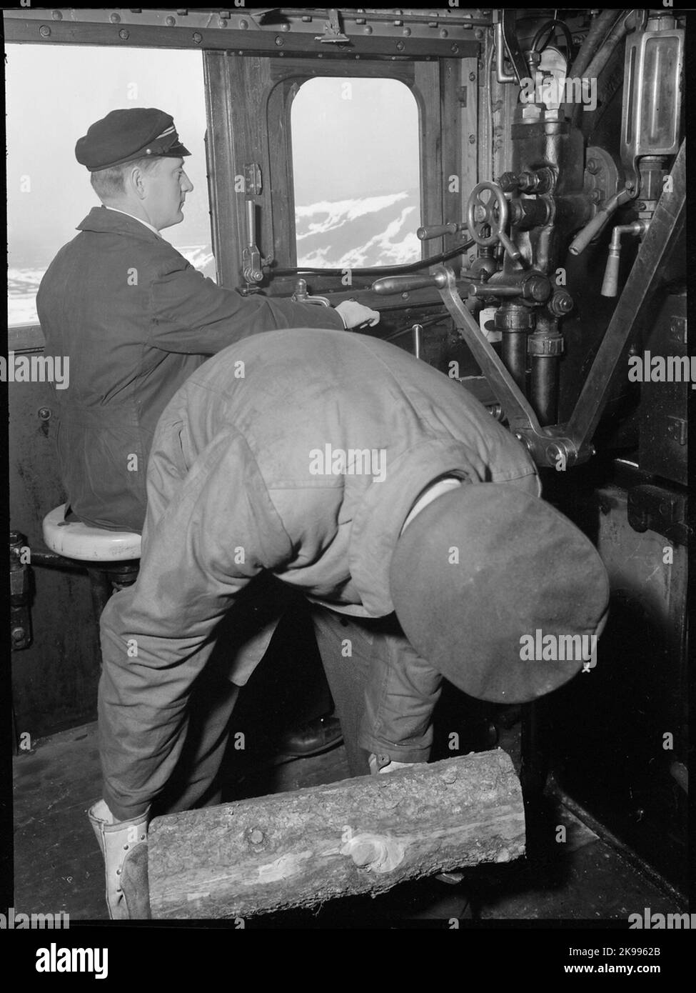 Locomotives and fireplaces at work aboard a steam locomotive Stock ...