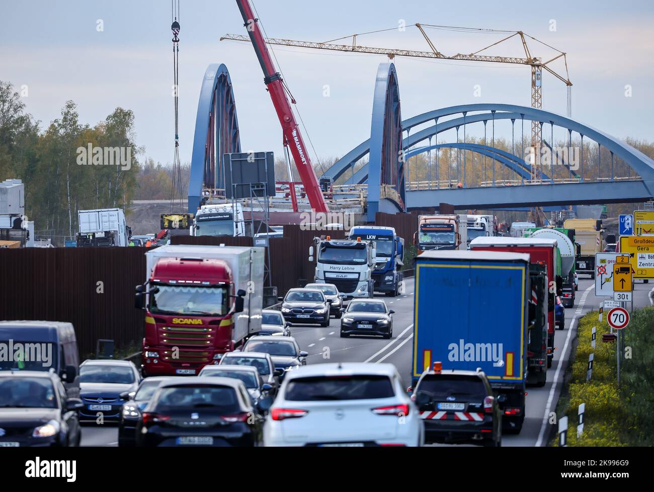 26 October 2022, Saxony, Großdeuben: Heavy traffic is rolling in front ...