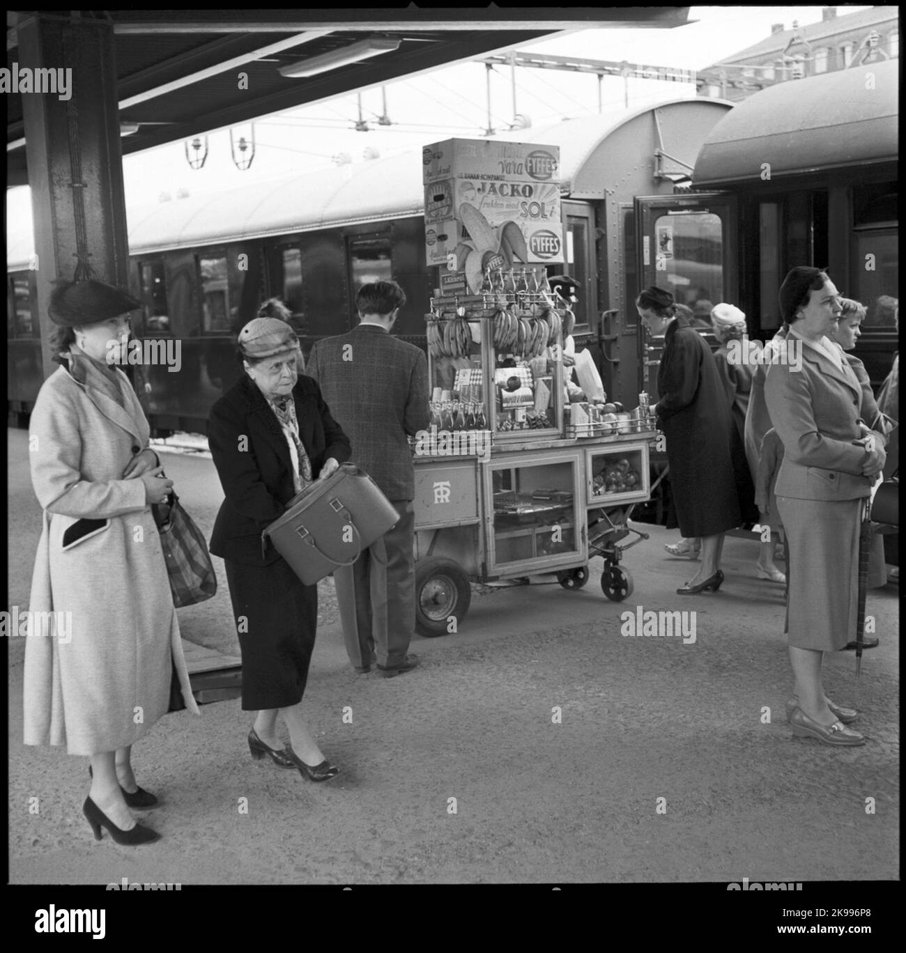 Traffic Restaurant, TR, Sales with cart on platform Stock Photo - Alamy