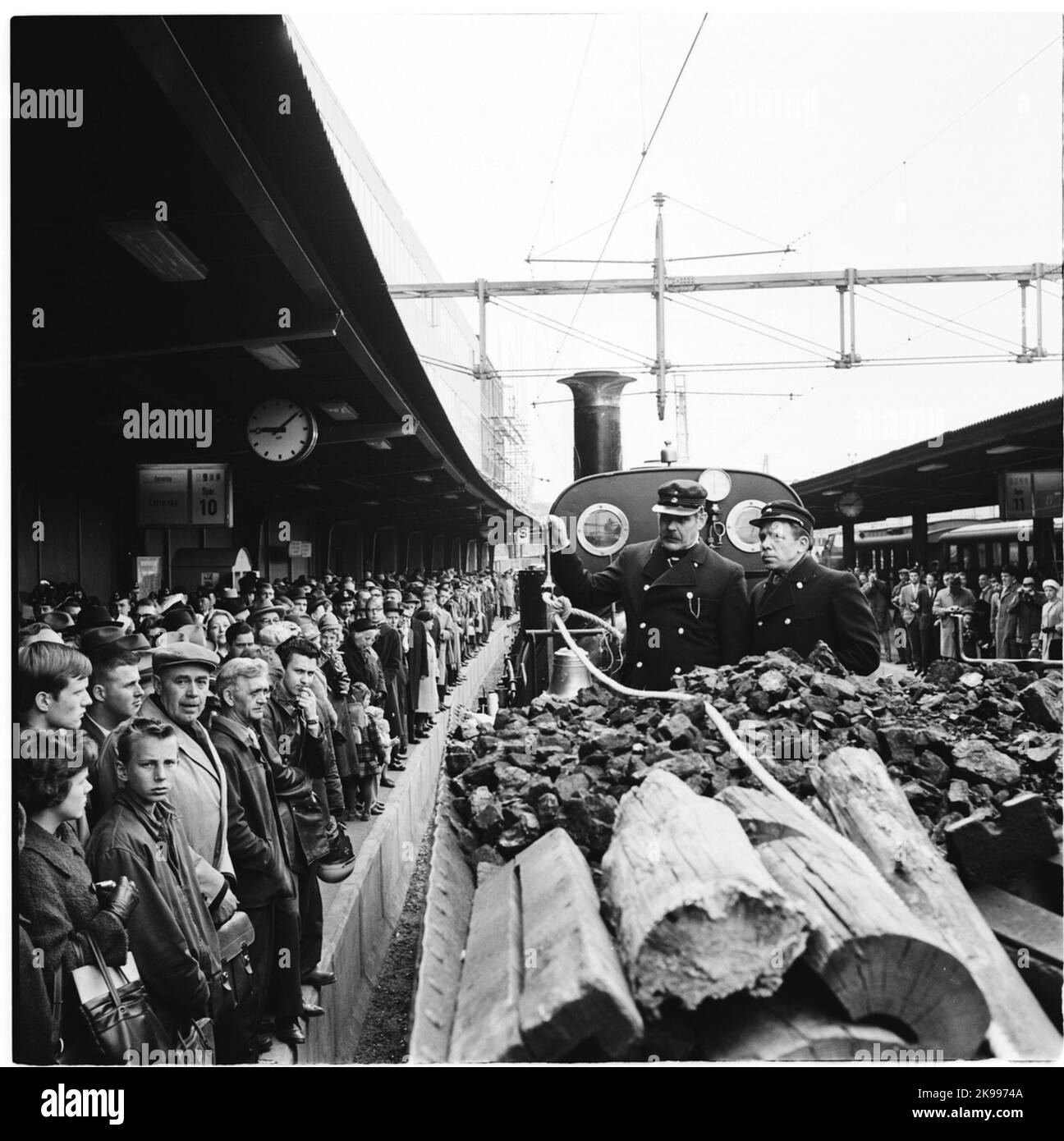 Historical train's journey from Stockholm to Gothenburg for the ...