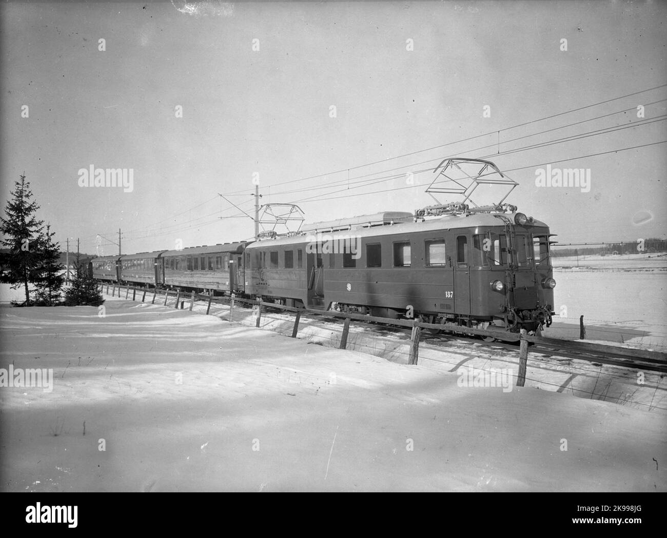 SRJ Motor Car 137 with passenger train Stock Photo - Alamy
