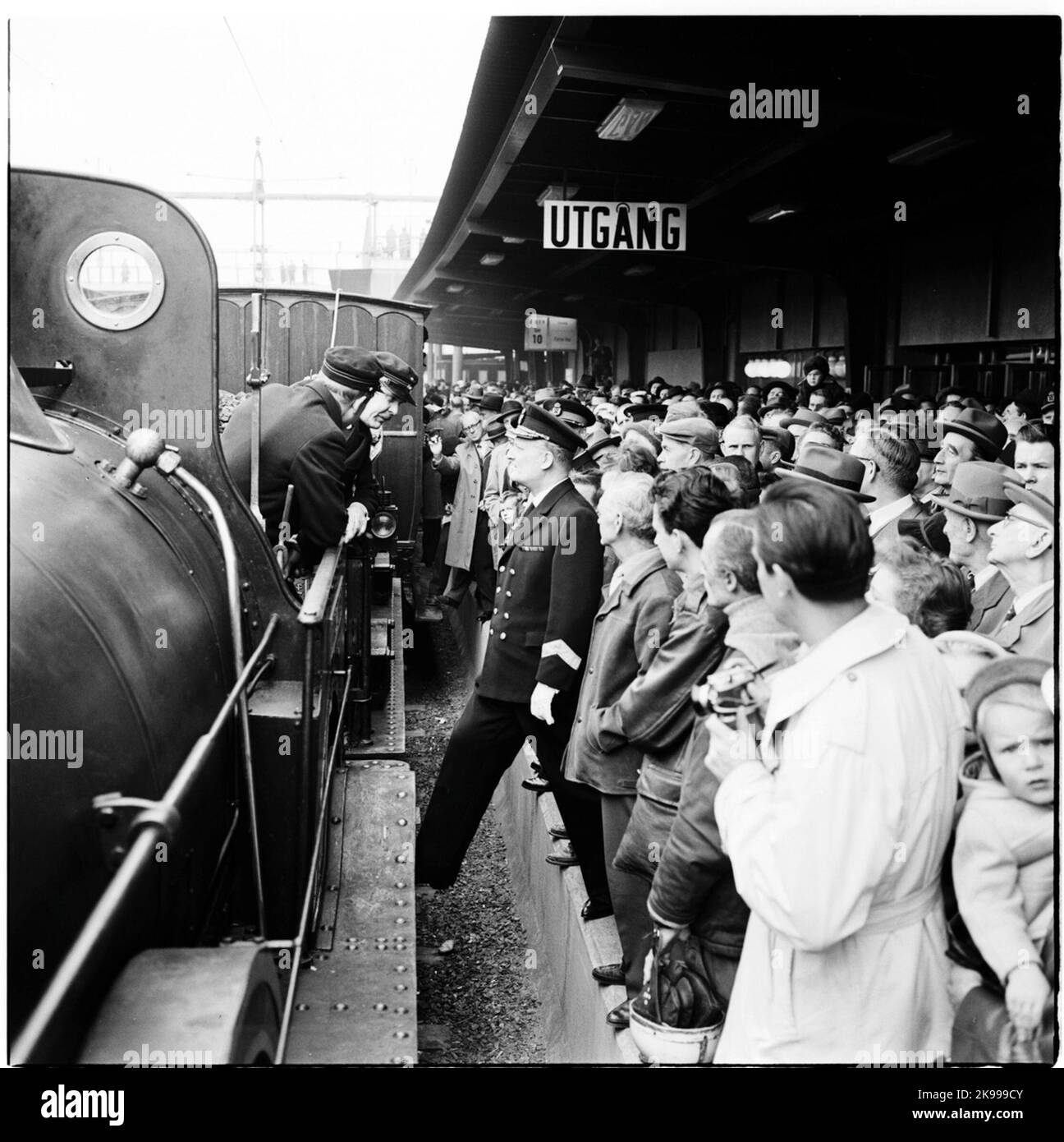 Historical train's journey from Stockholm to Gothenburg for the ...
