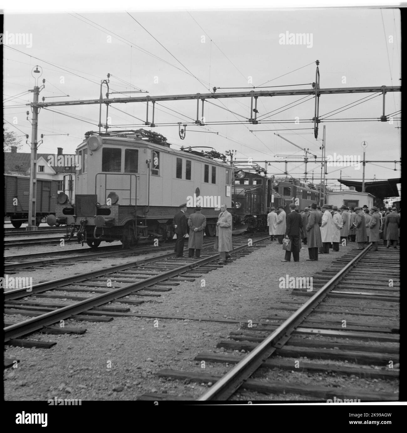Vehicles, travelers and staff at the yard Stock Photo - Alamy