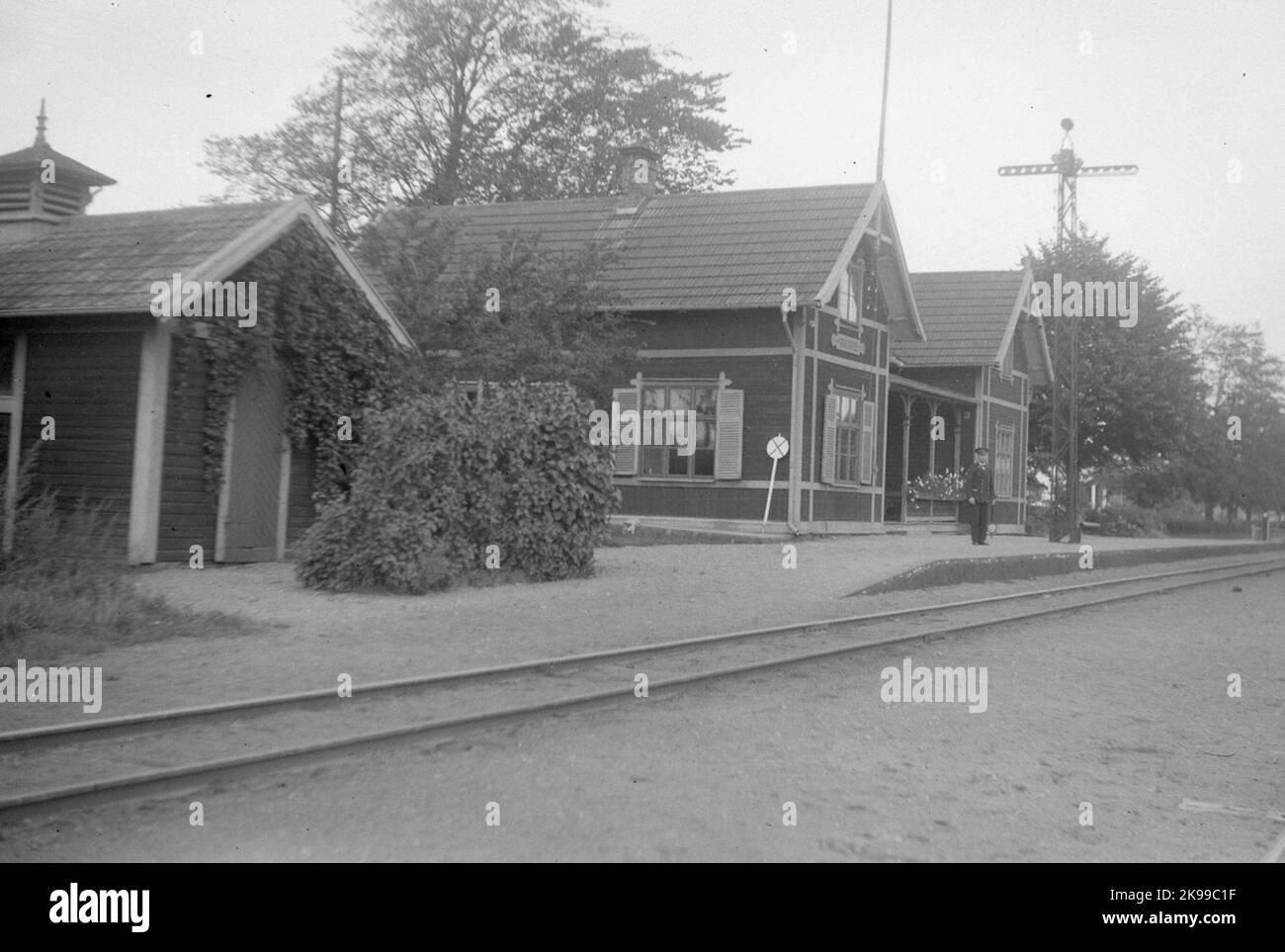 Traffic area built in 1899. One -storey station house in wood, with two ...