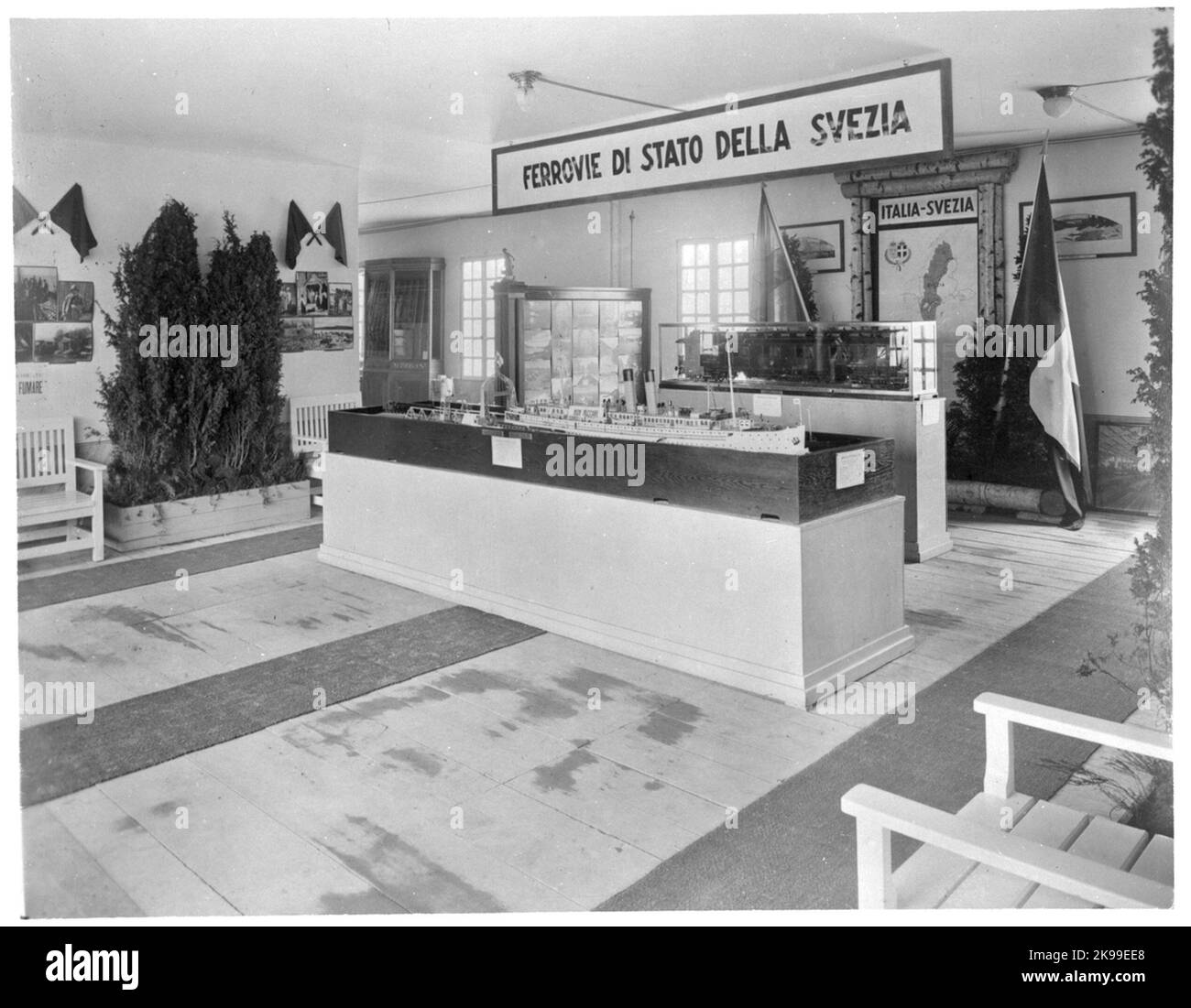 Exhibition visitor Cut Out Stock Images & Pictures - Alamy