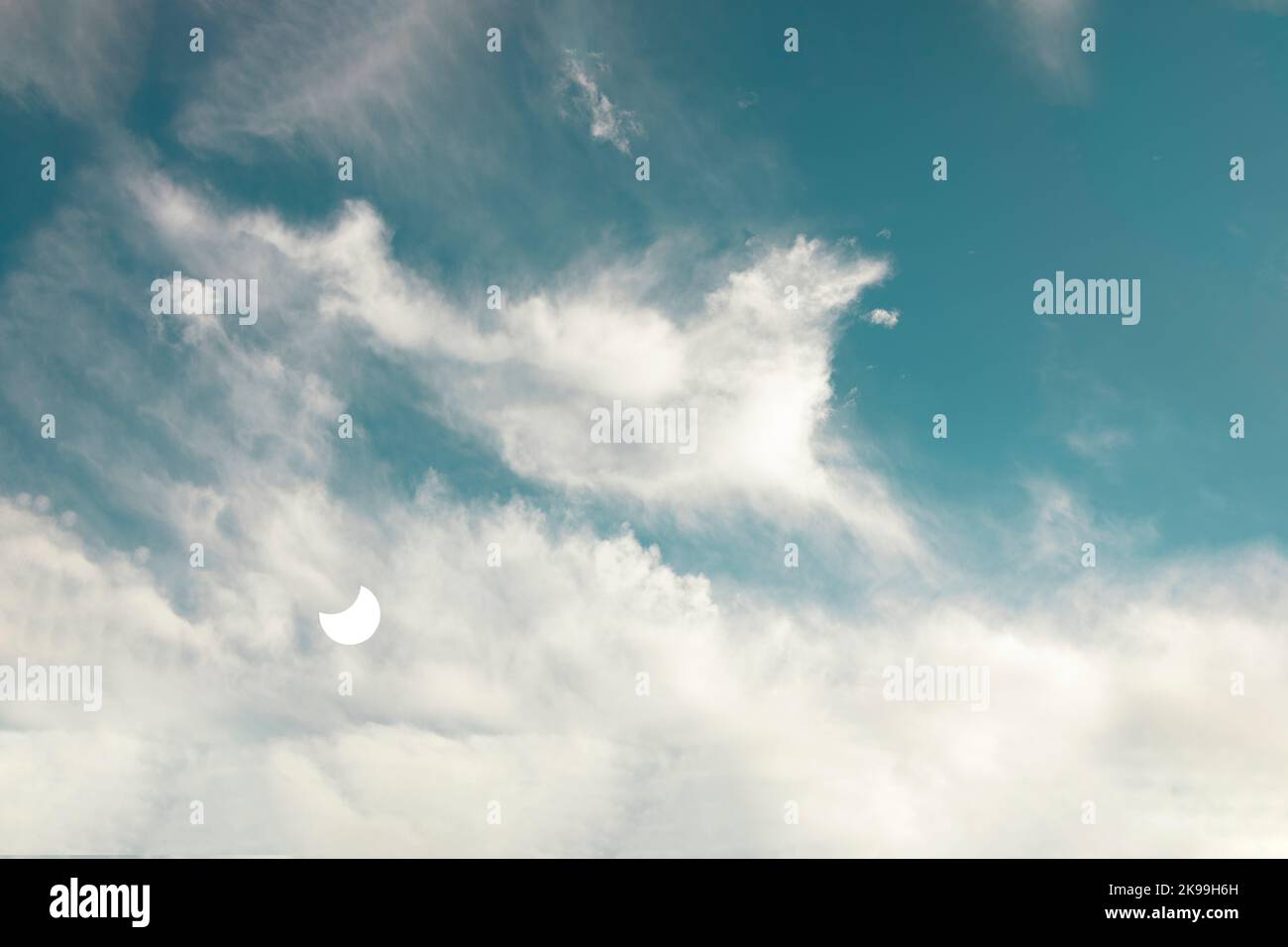 The Moon leaves half of the Sun's disk, a natural phenomenon in Europe ...