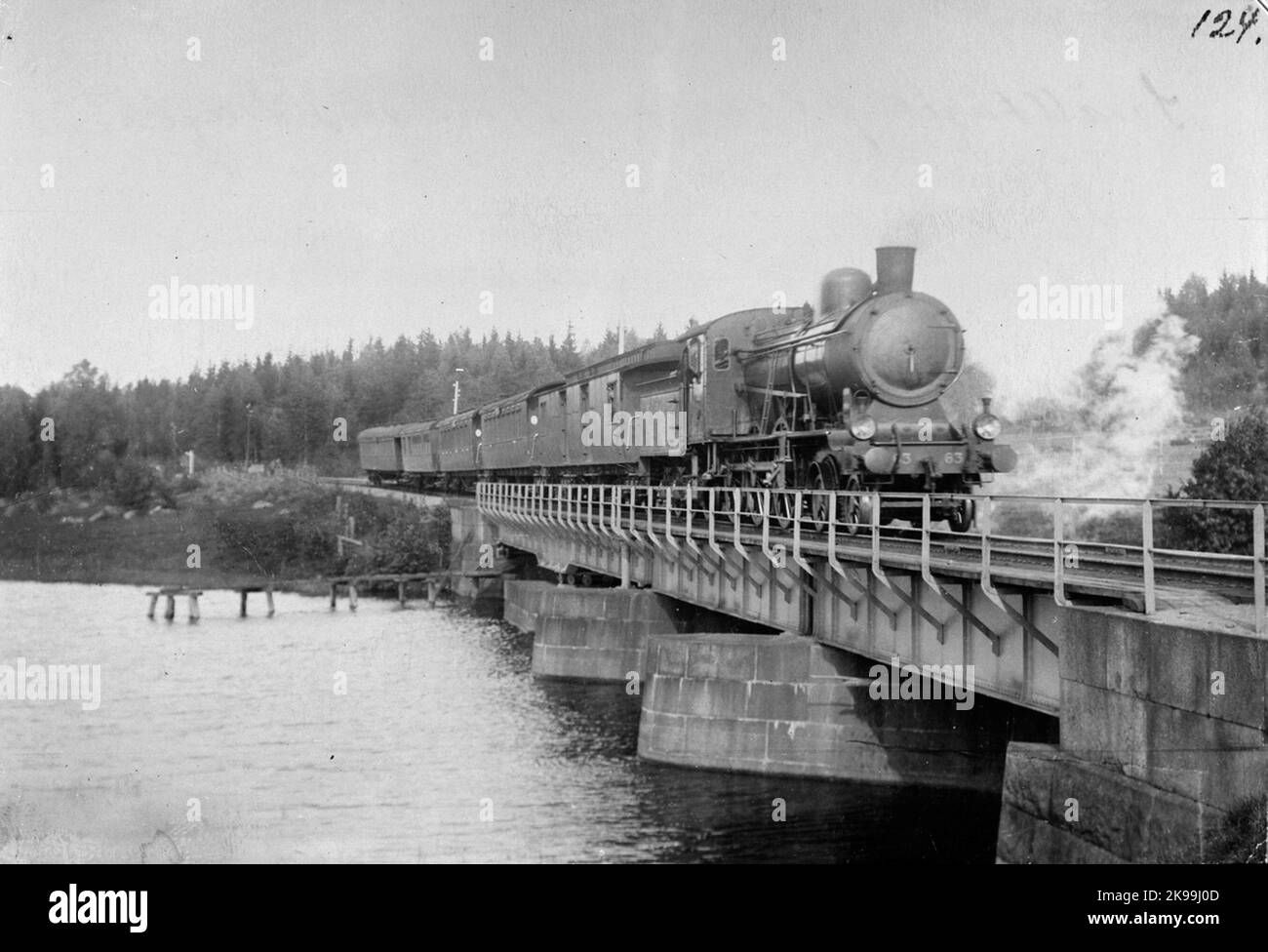 BJ 63 with passenger train on the bridge at Daglösen.BJ, Bergslagerna's ...