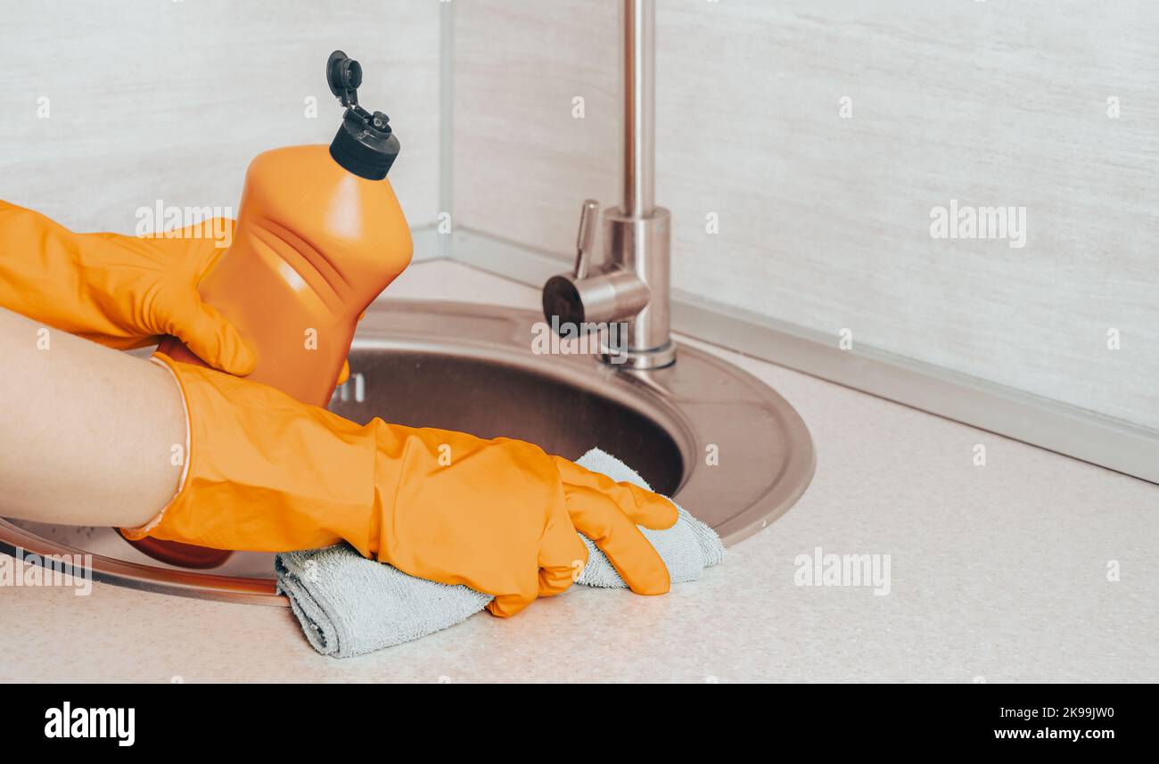 Wipe surfaces with cloth hi-res stock photography and images - Alamy