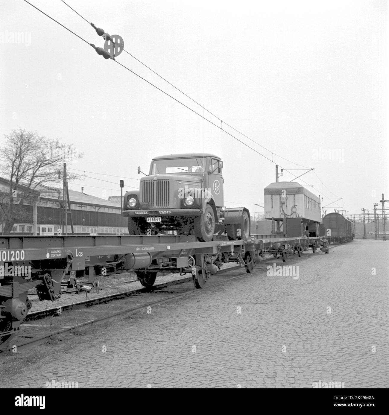 Piggy-backtransport. Dragbil, Scania Vabis. SJ LQS 101200 Stock Photo ...