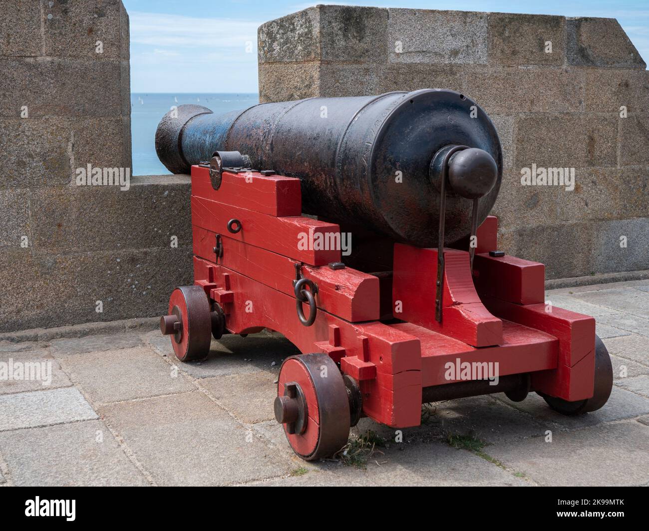 The canon in the castle walls Stock Photo - Alamy