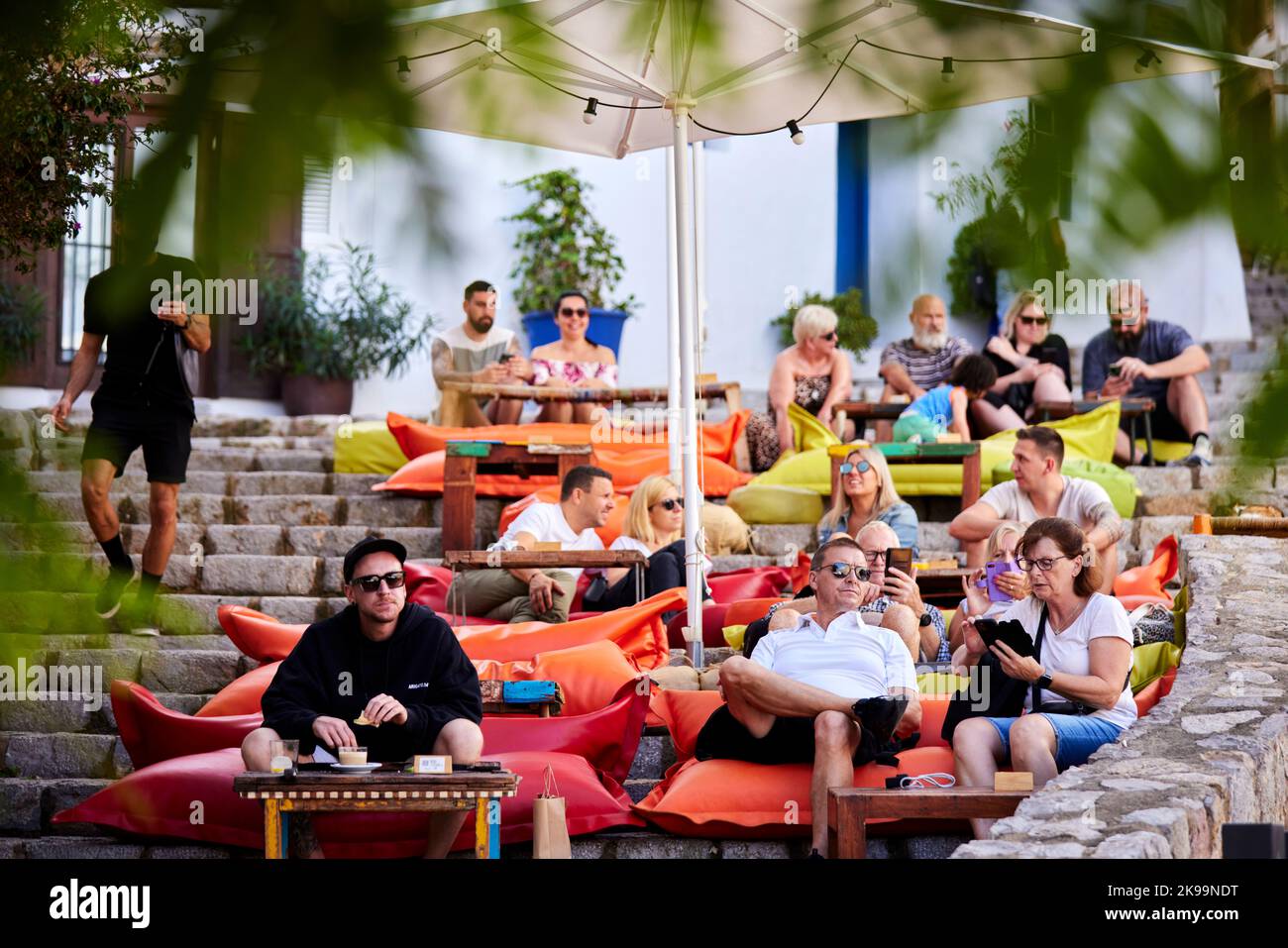 Food waiter busy pub hi-res stock photography and images - Alamy