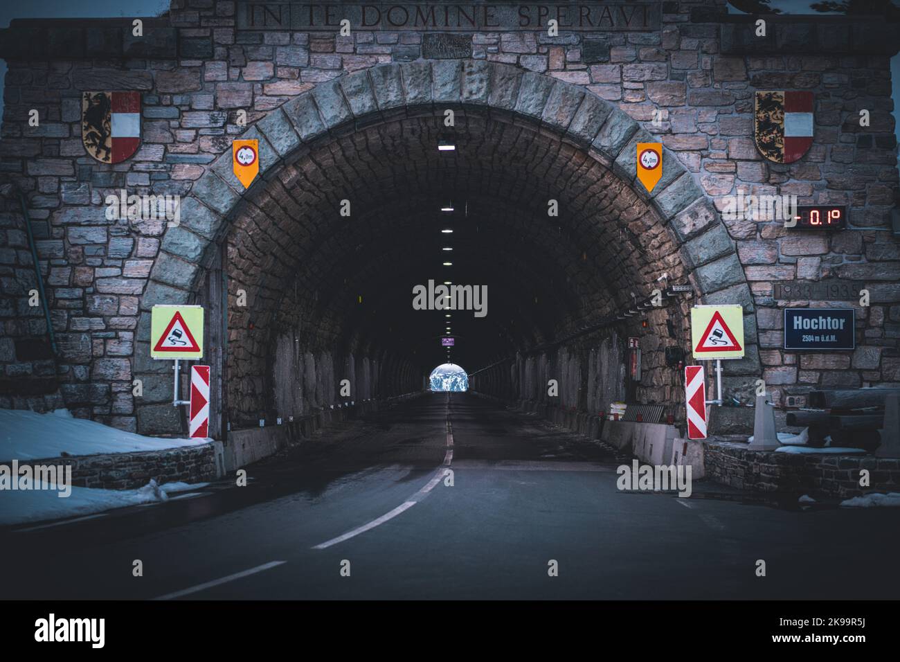 Long narrow tunnel brick hi-res stock photography and images - Alamy