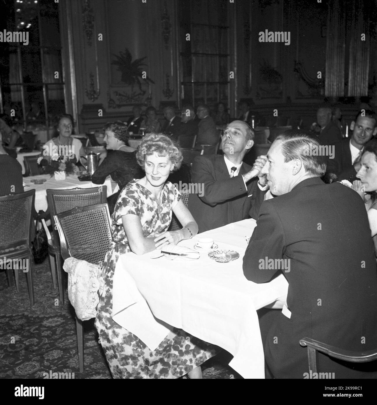 1950s hotel room Black and White Stock Photos & Images - Alamy