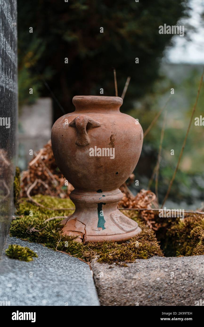 Damaged pot hi-res stock photography and images - Alamy