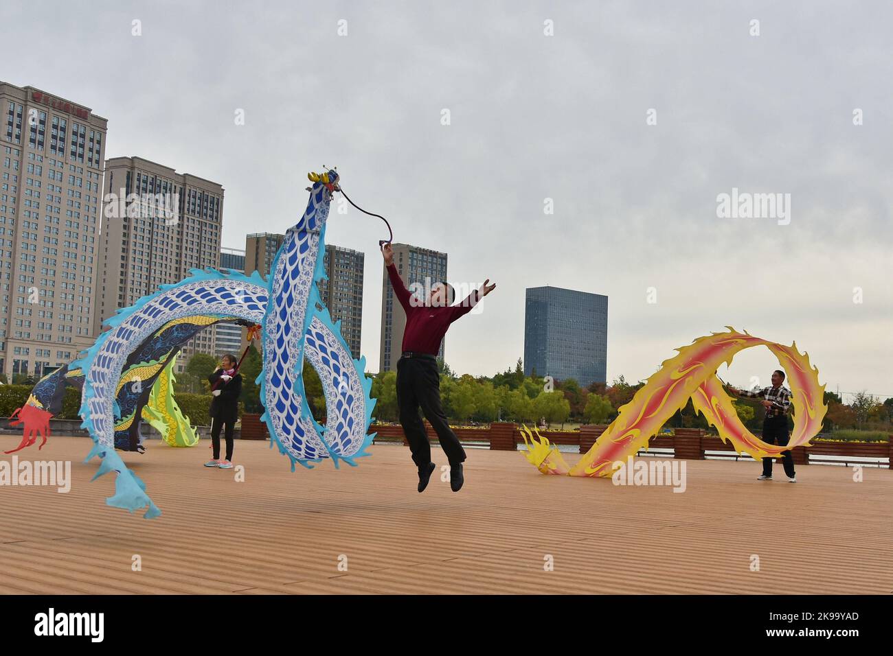 Citizens were waving "colored ribbon dragon" in Longyou River ...