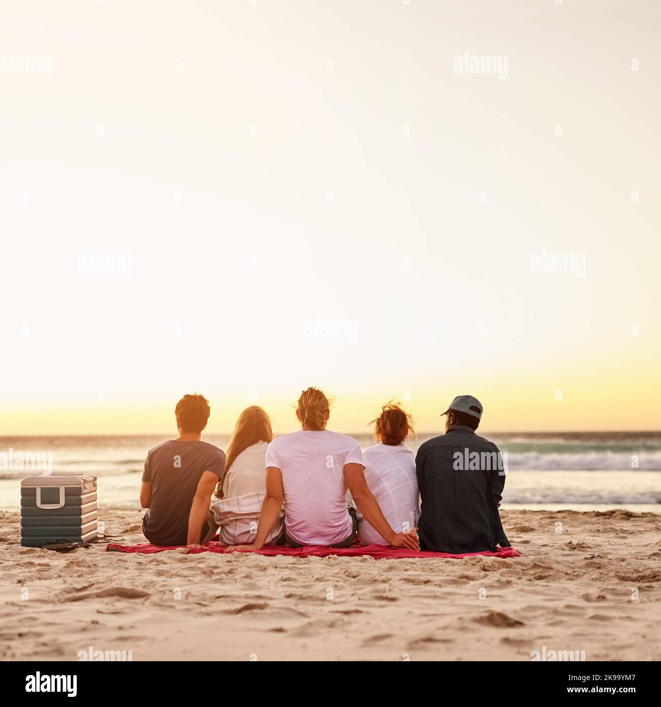 Female friends beach sunset hi-res stock photography and images - Alamy