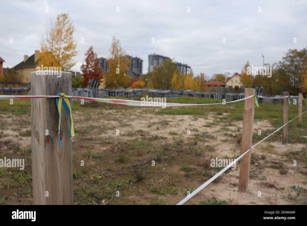 Butscha, Ukraine. 21st Oct, 2022. A small Ukrainian flag hangs from a ...