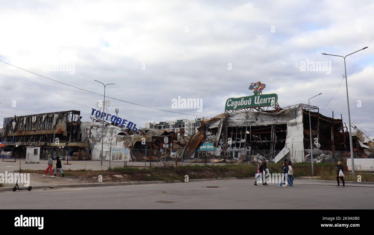 Butscha, Ukraine. 21st Oct, 2022. Passers-by walk past a shopping ...