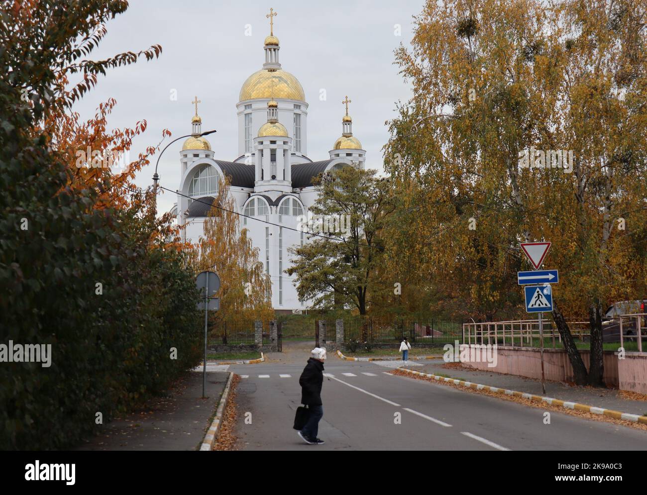 Butscha, Ukraine. 21st Oct, 2022. Passers-by walk past a church on the ...