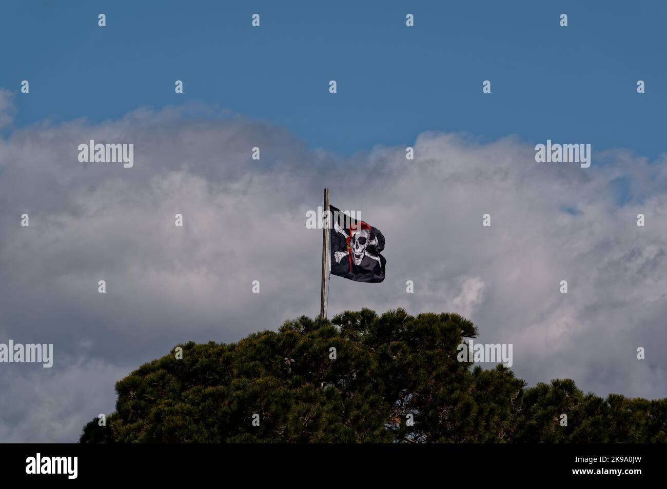 Pirate ship jolly roger flag hi-res stock photography and images - Alamy